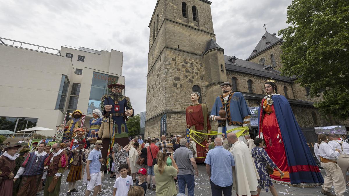 Liefde Van Gigantische Proporties In Heerlen Trouwerij Van Lucius En Zijn Amaka Trekt Reuzen